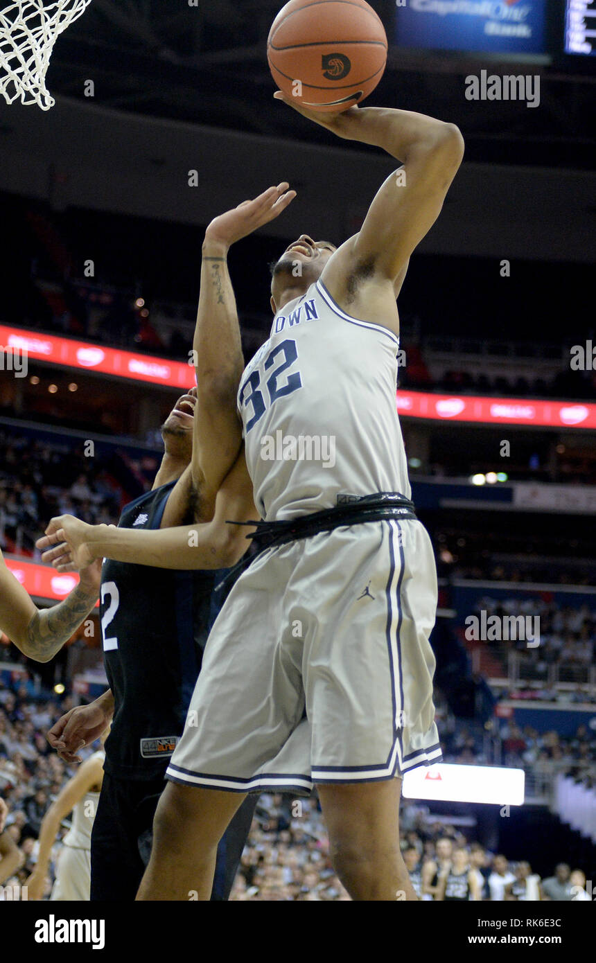 Wire twisting hi-res stock photography and images - Alamy