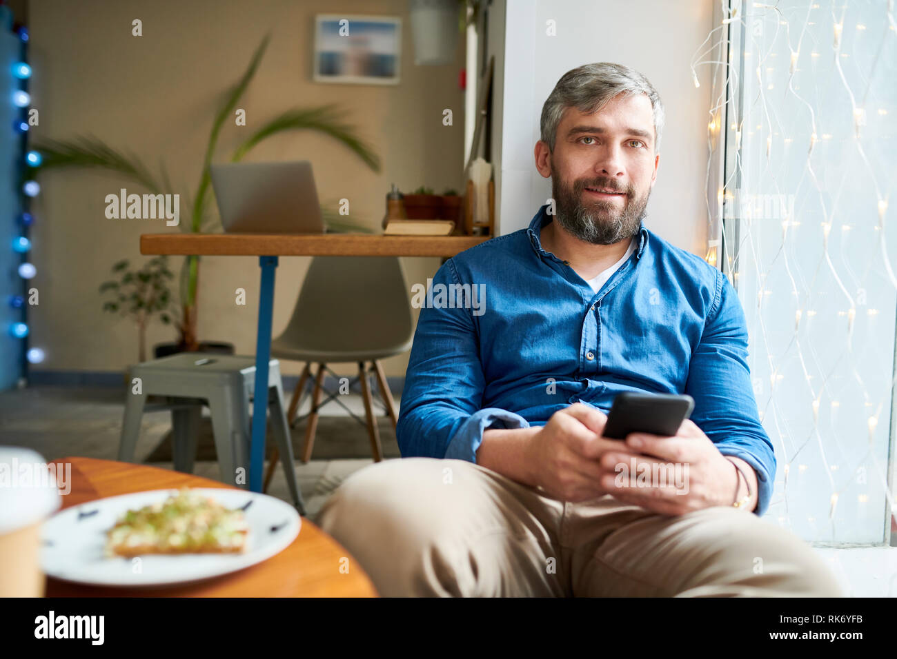 Lunch break and businessman hi-res stock photography and images - Alamy