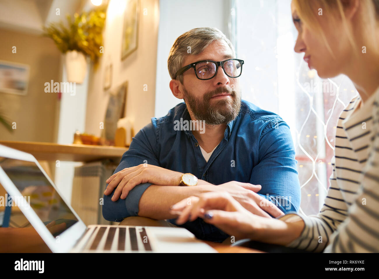Casual man woman discussing hi-res stock photography and images - Alamy