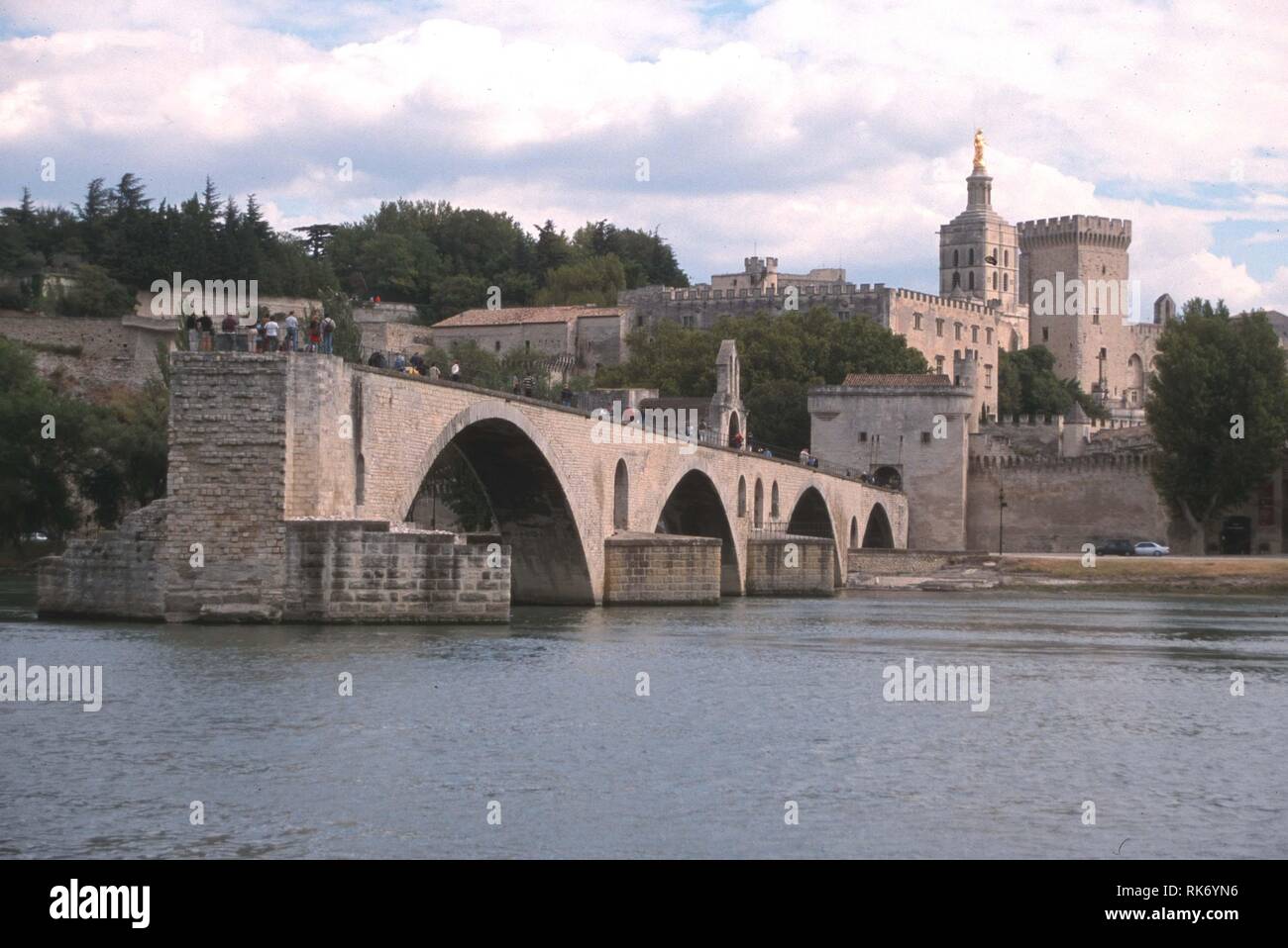 Sur le pont davignon hi-res stock photography and images - Alamy