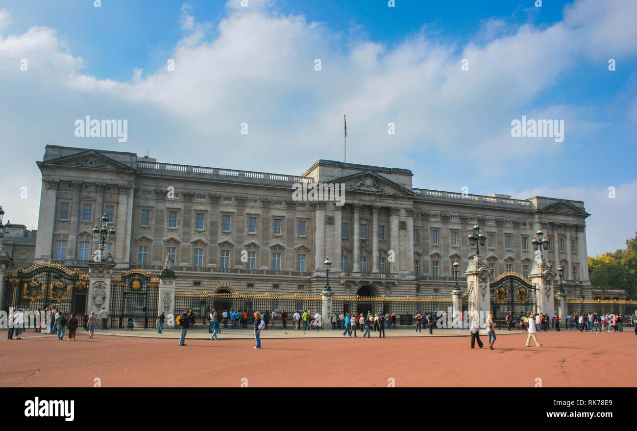 The official london residence of the queen hi-res stock photography and ...