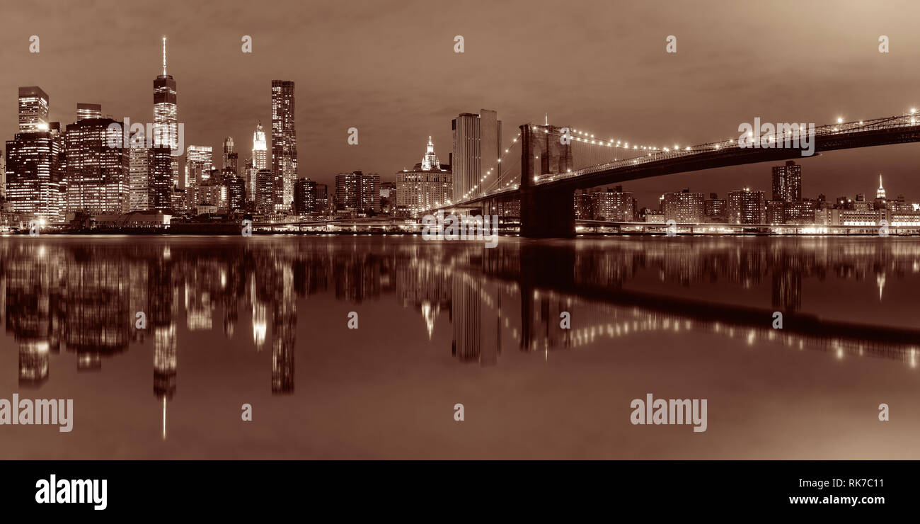 Manhattan Downtown urban view with Brooklyn bridge at night with ...