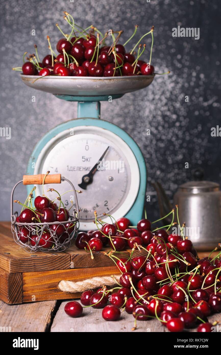 Old style scales fruit hi-res stock photography and images - Alamy