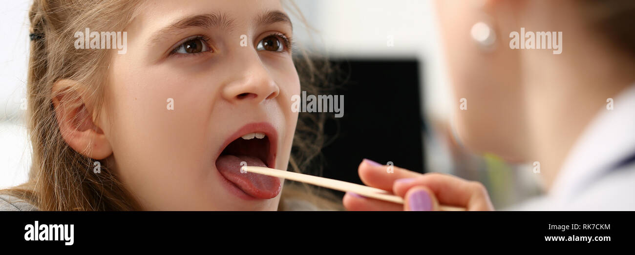 Paediatrician child examination hi-res stock photography and images - Alamy