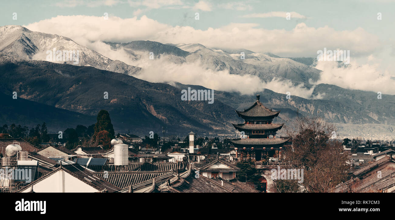 Dali old town rooftop view with cloudy Mt Cangshan. Yunnan, China Stock ...