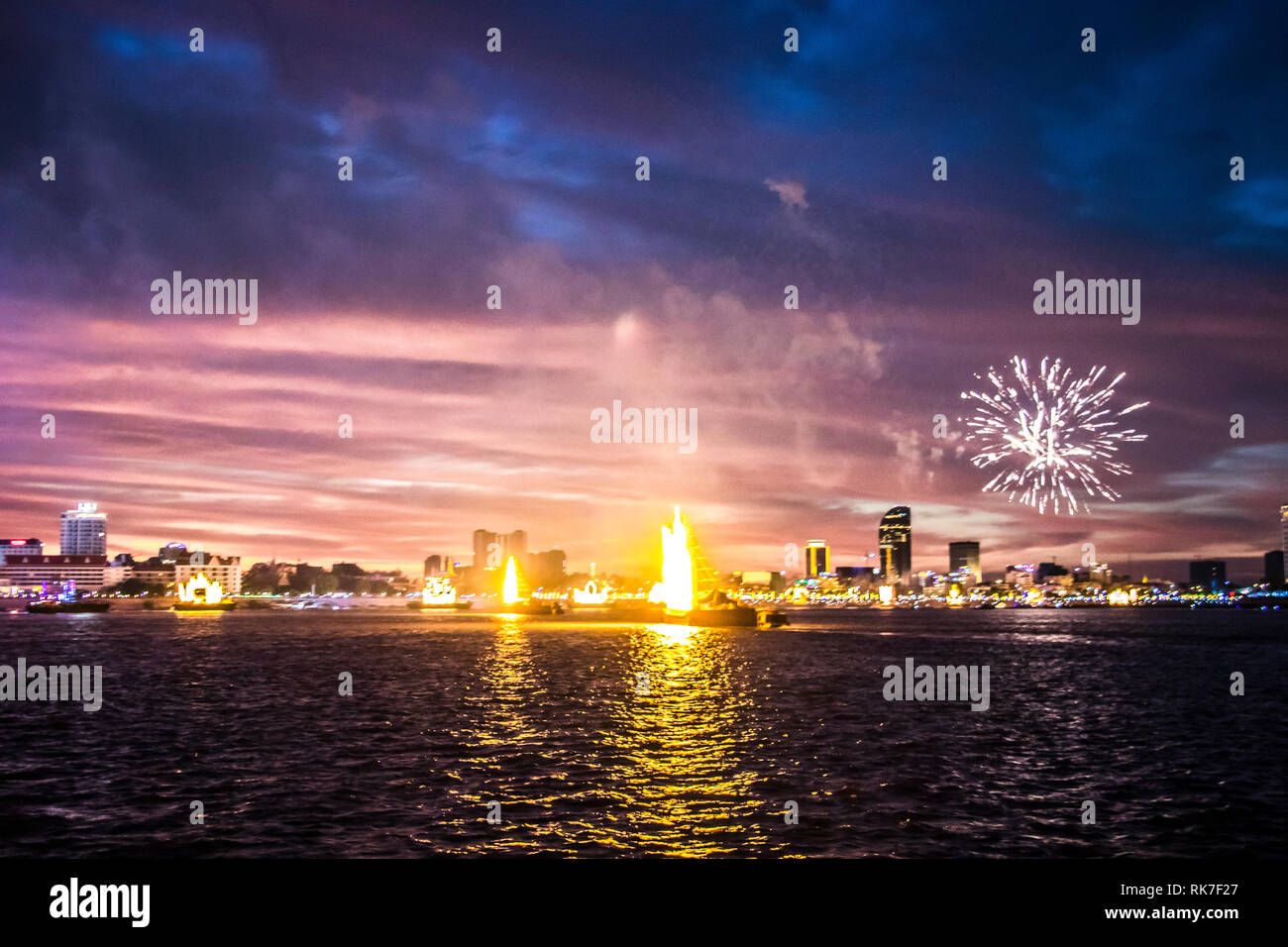 Phnom Penh water festival at Tonie Sap river goes on for 3 days ...