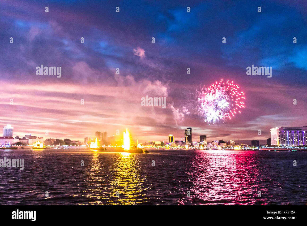 Phnom Penh water festival at Tonie Sap river goes on for 3 days ...