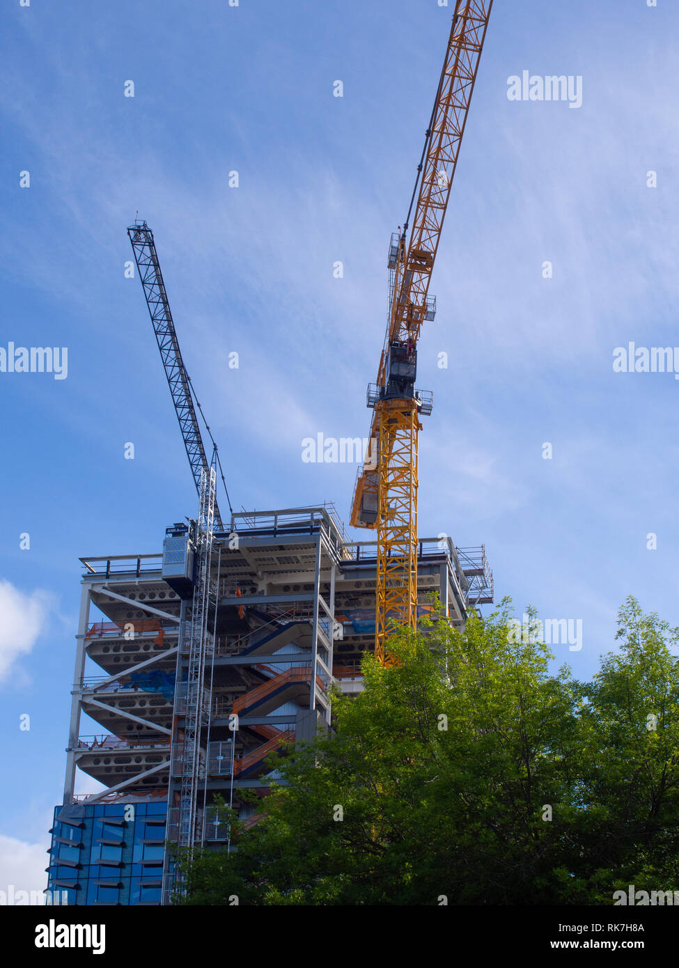 Two cranes hi-res stock photography and images - Alamy