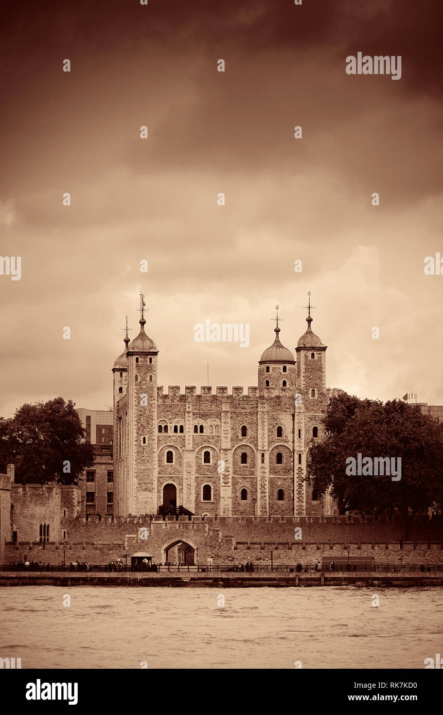 London tower at Thames River water front Stock Photo - Alamy