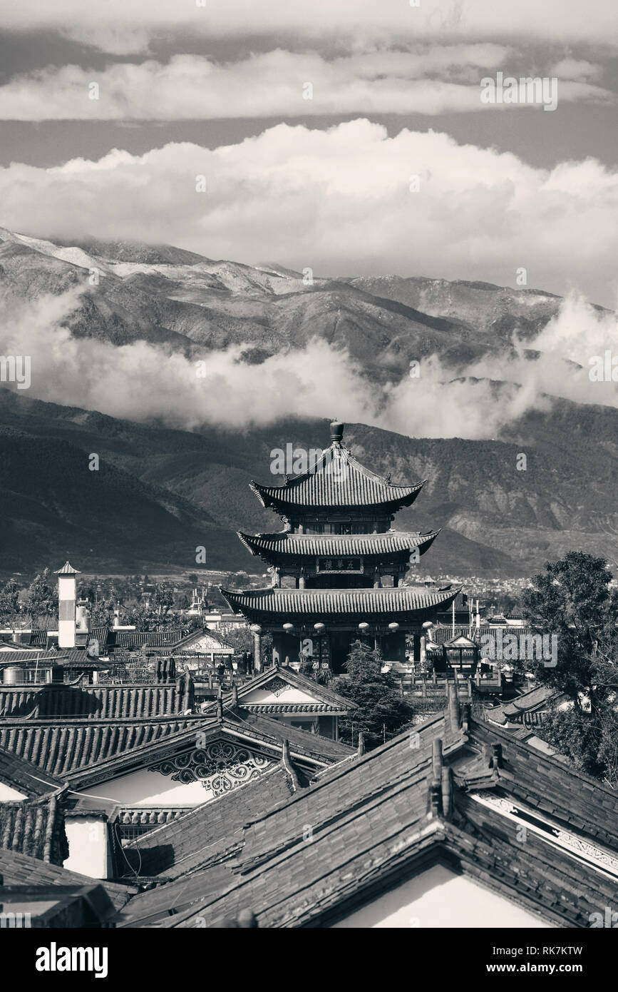 Dali old town rooftop view with cloudy Mt Cangshan. Yunnan, China Stock ...