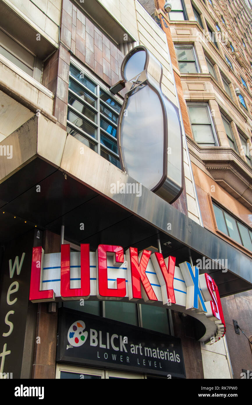 Lucky strike sign hi-res stock photography and images - Alamy