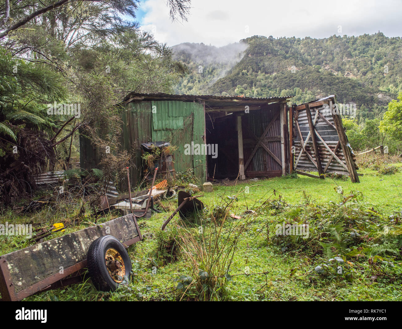 Broken shed hi-res stock photography and images - Alamy