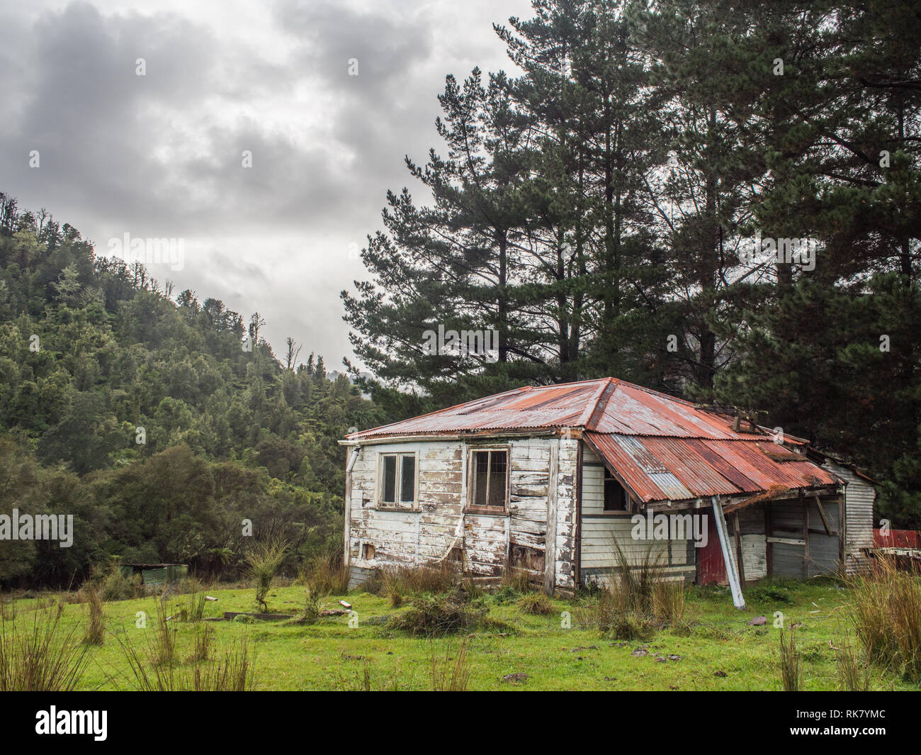 Deserted farm house hi-res stock photography and images - Alamy
