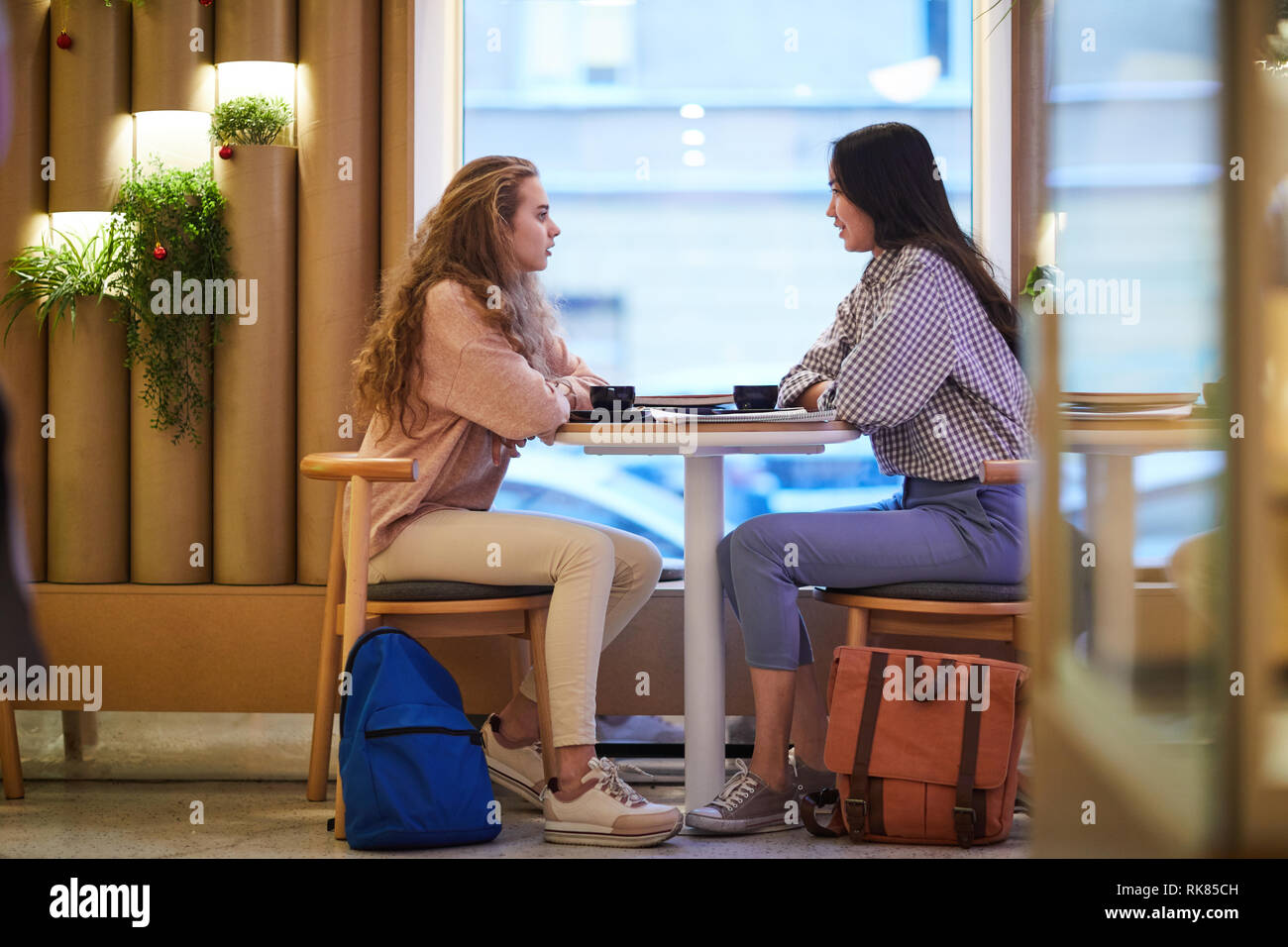 Girls in cafe hi-res stock photography and images - Alamy