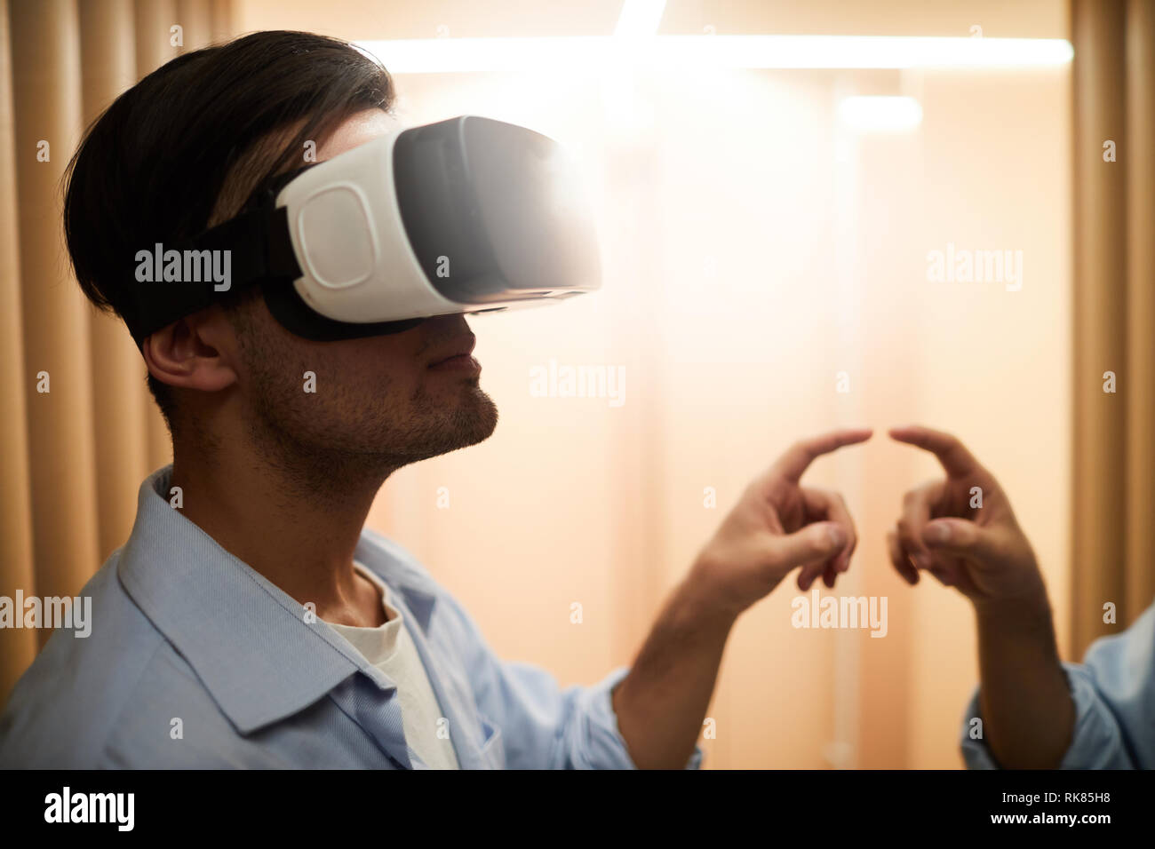 Guy in virtual reality headset hi-res stock photography and images - Alamy