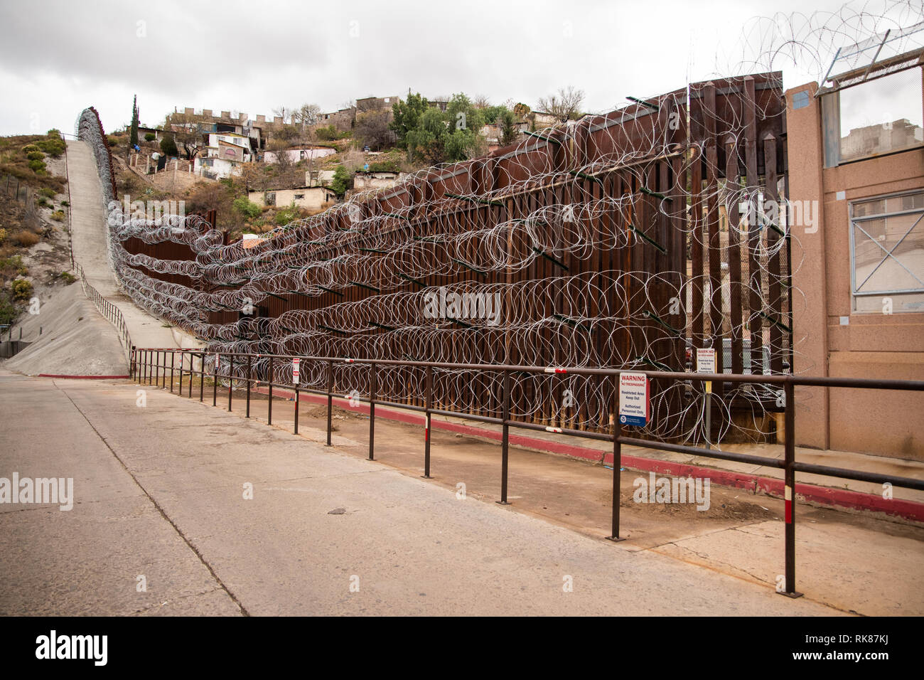 Multiple layers of concertina wire hi-res stock photography and images ...