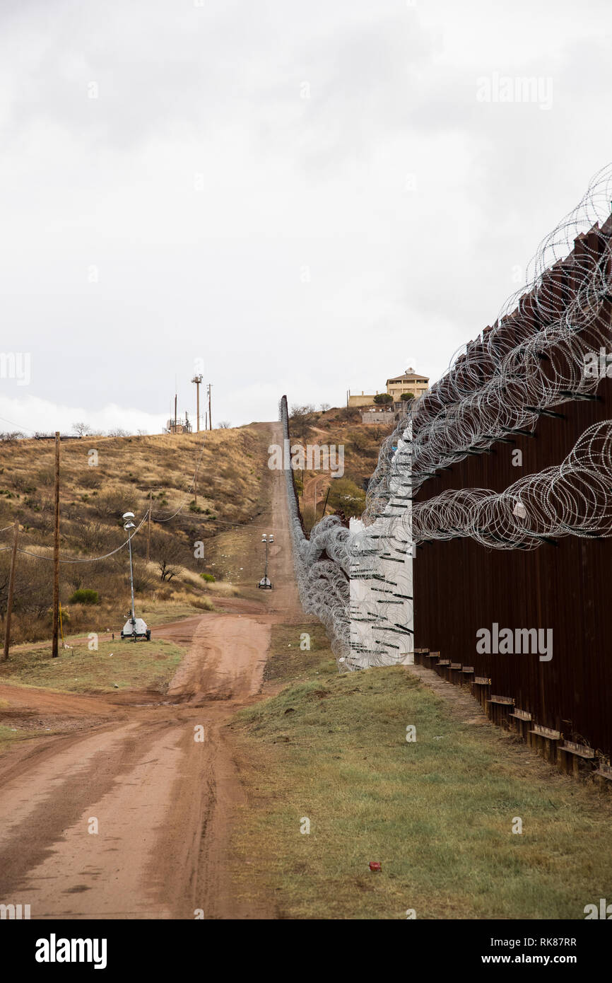 Multiple layers of concertina wire hi-res stock photography and images ...
