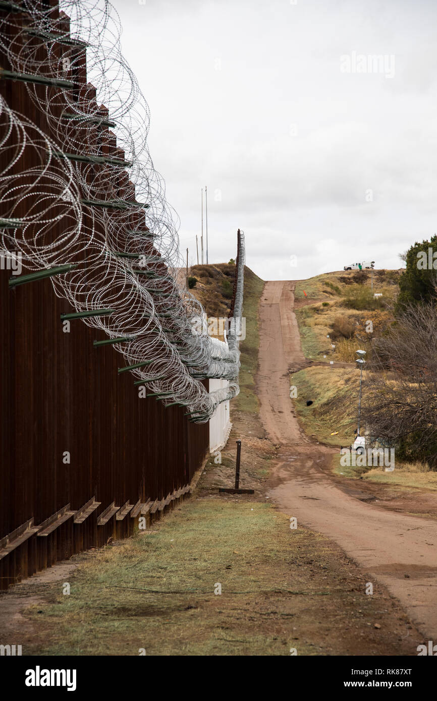 Multiple layers of concertina wire hi-res stock photography and images ...