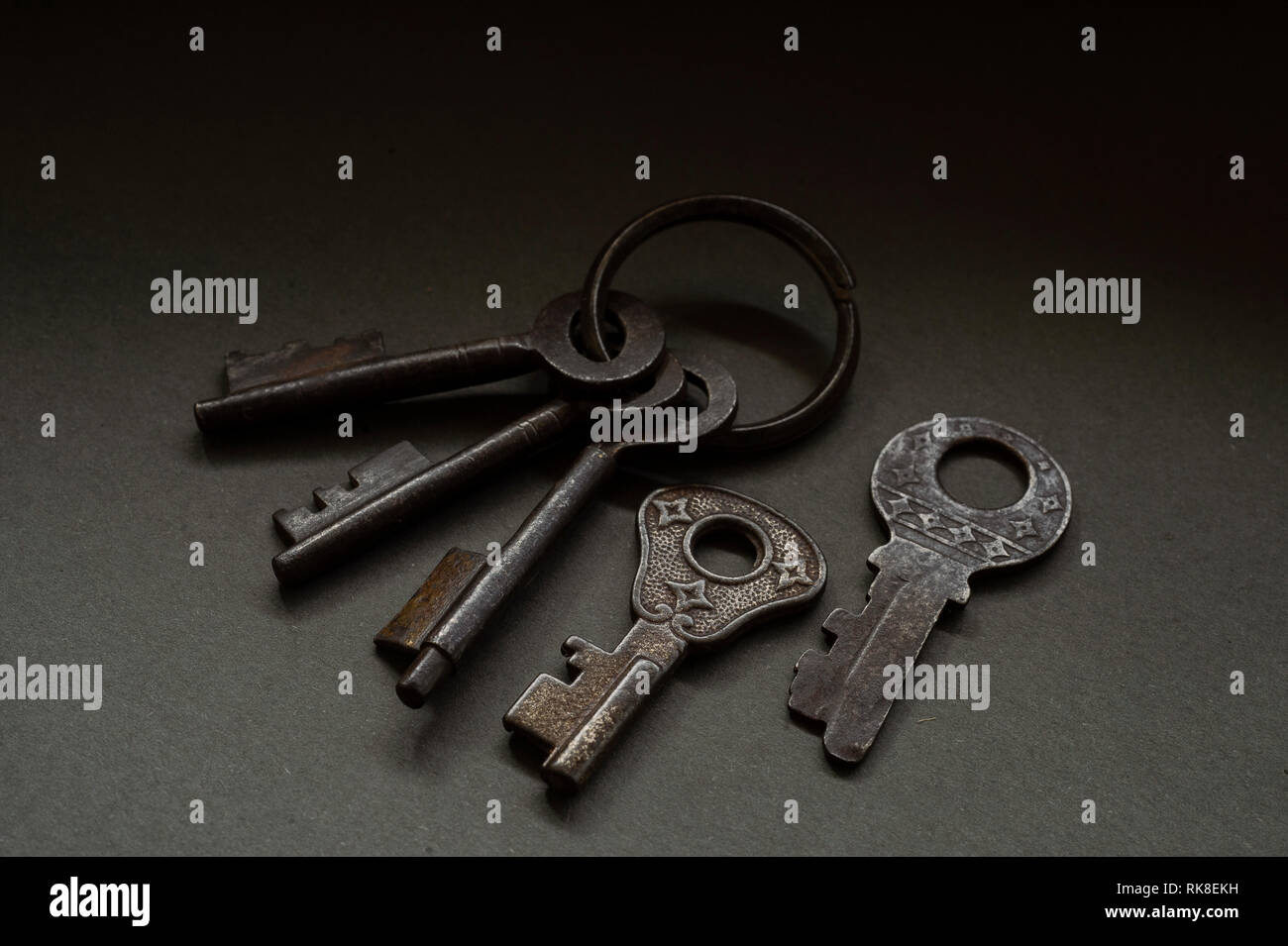 09-02-2019-Vintage Rusted old-fashioned keys on ring- Kalyan ...