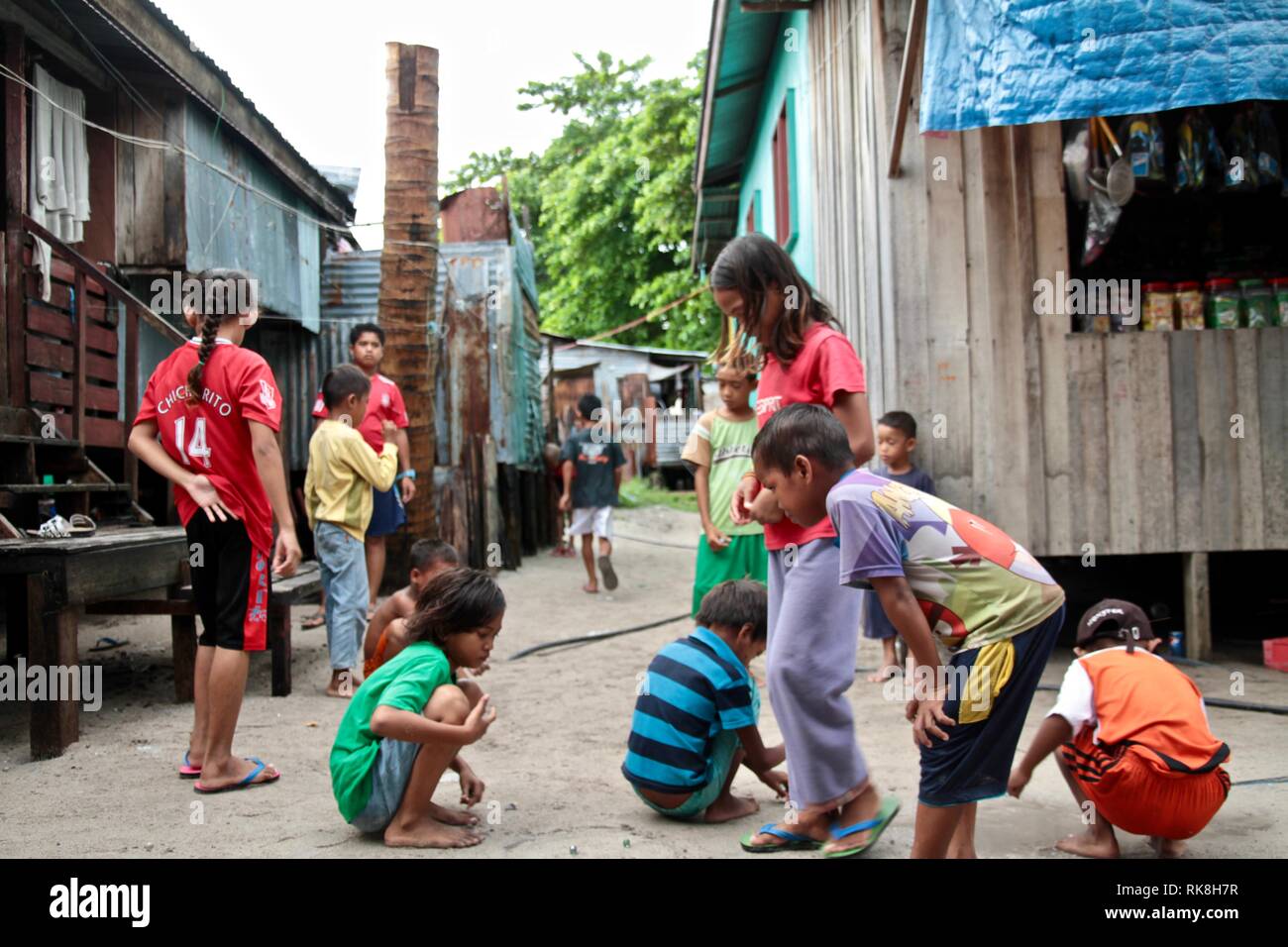Indonesian kids playing marbles Stock Photo - Alamy