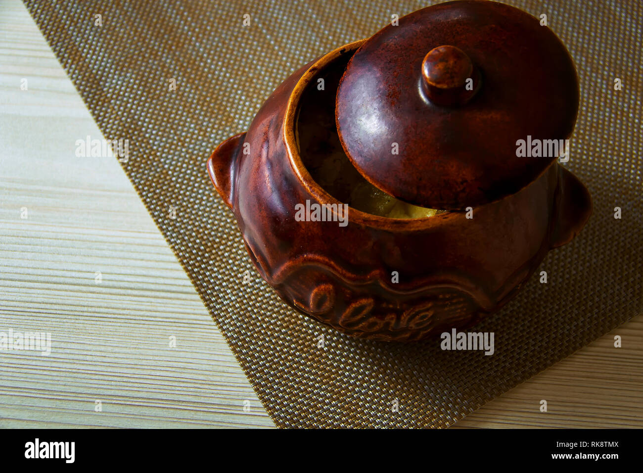 Clay pot cooking hi-res stock photography and images - Alamy
