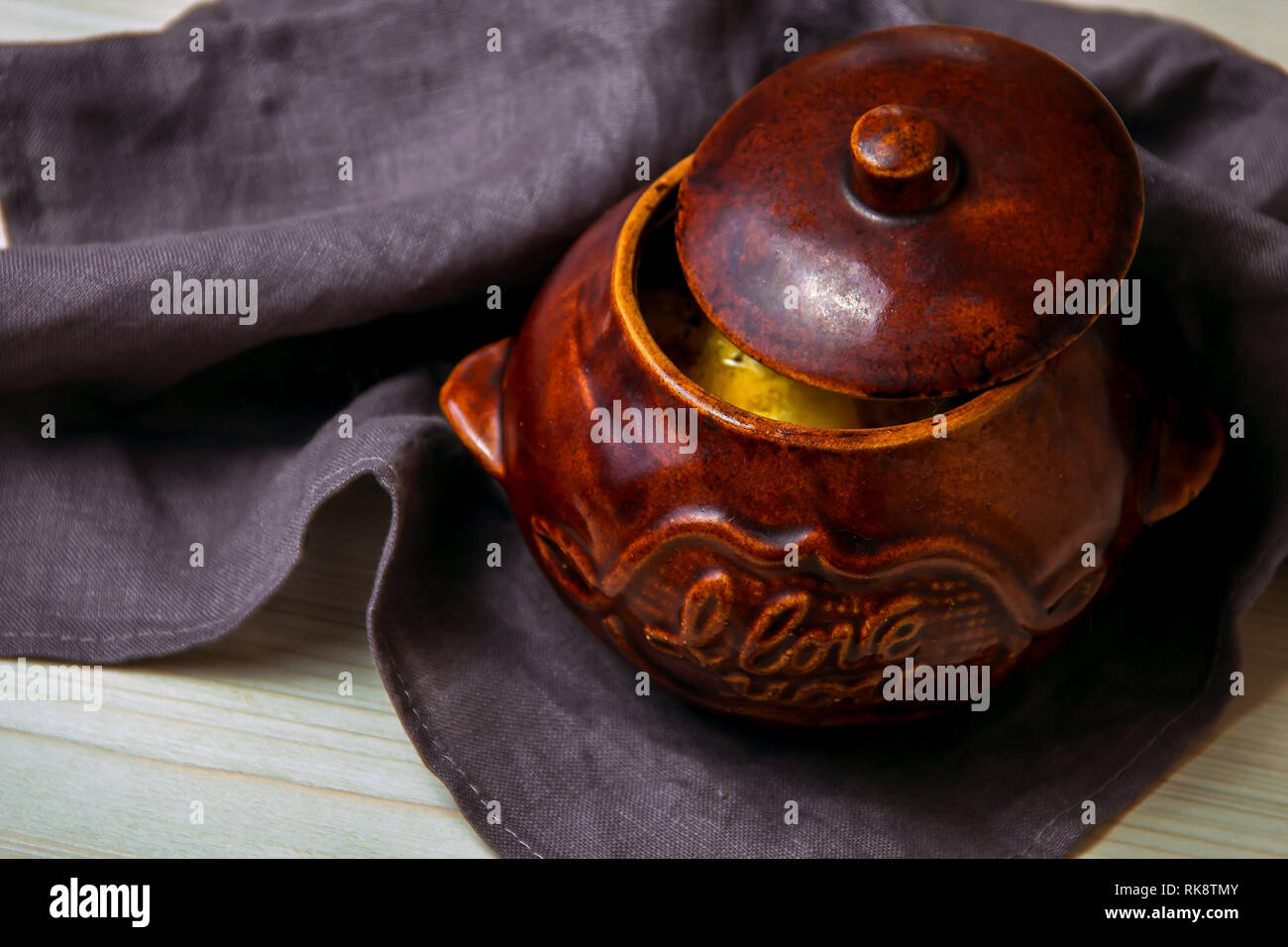 Clay pot cooking hi-res stock photography and images - Alamy