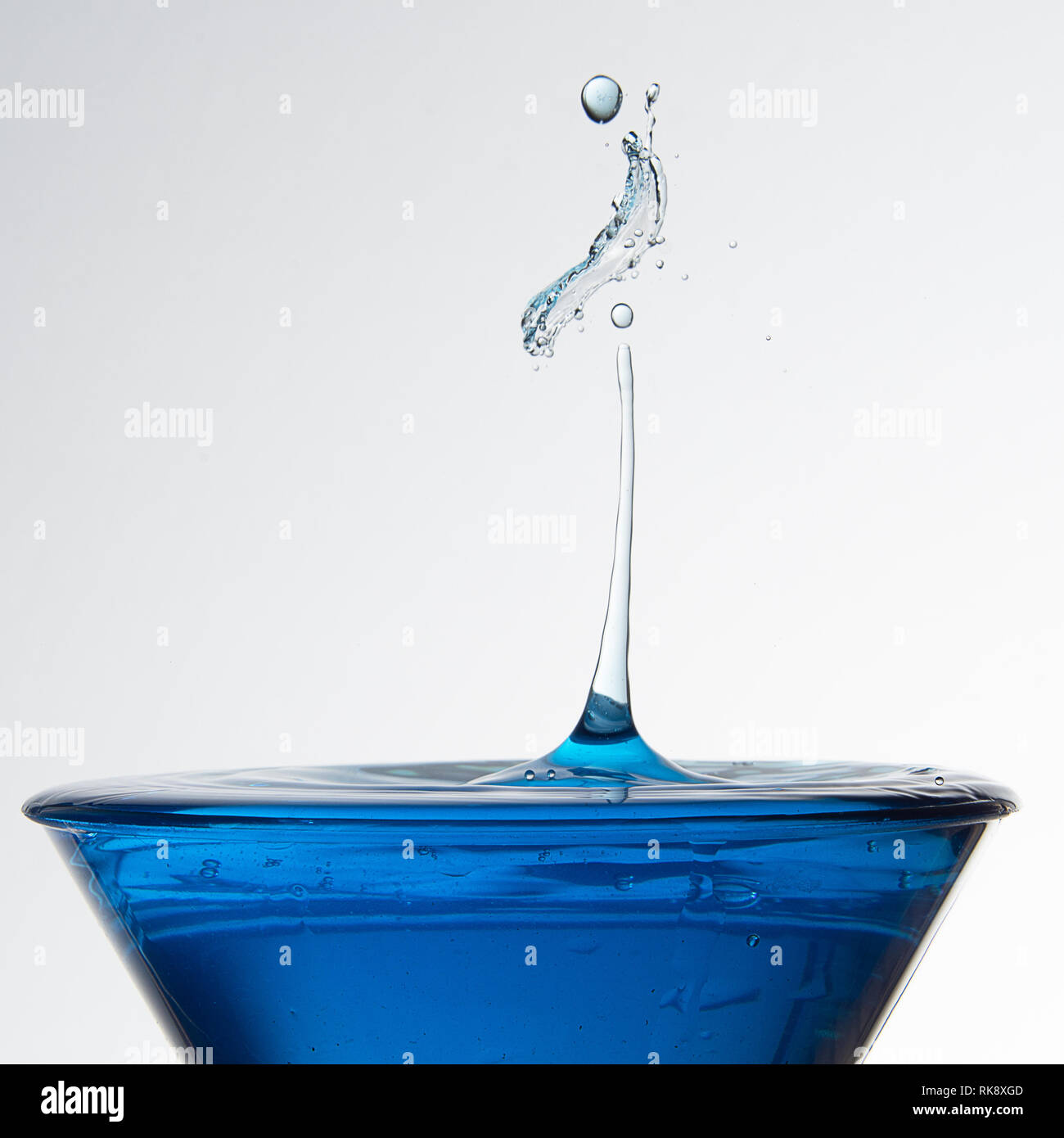 Droplets water collide splash forming hi-res stock photography and ...