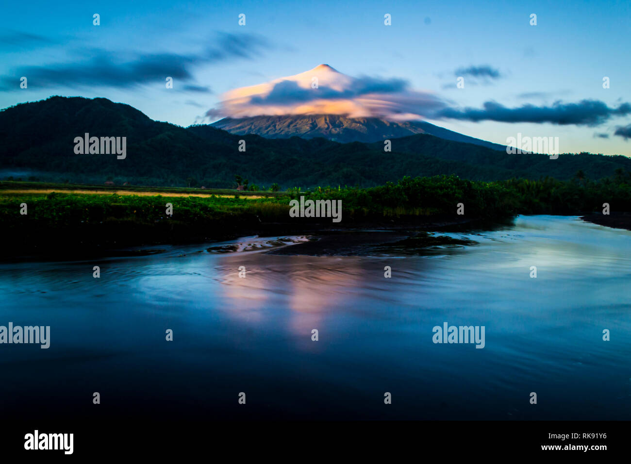 Mt mayon volcano hi-res stock photography and images - Alamy
