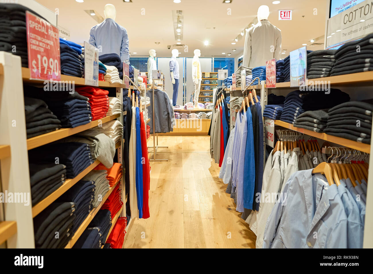 Uniqlo store chicago hi-res stock photography and images - Alamy