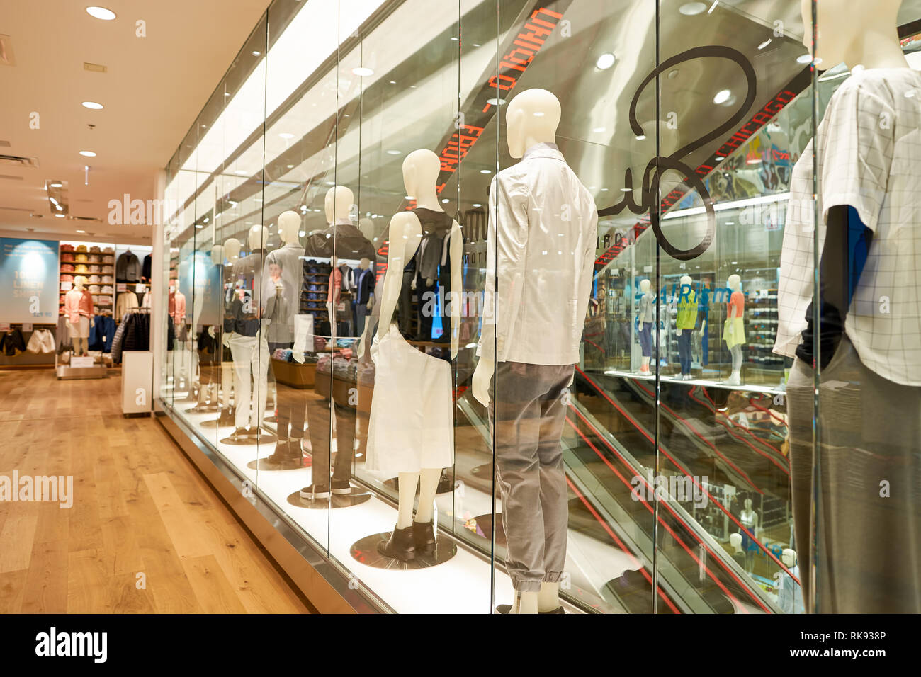 Uniqlo store chicago hi-res stock photography and images - Alamy