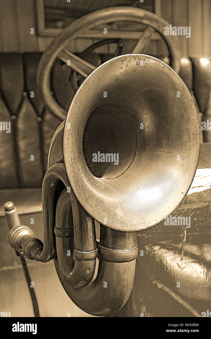 Vintage old car horn hi-res stock photography and images - Alamy