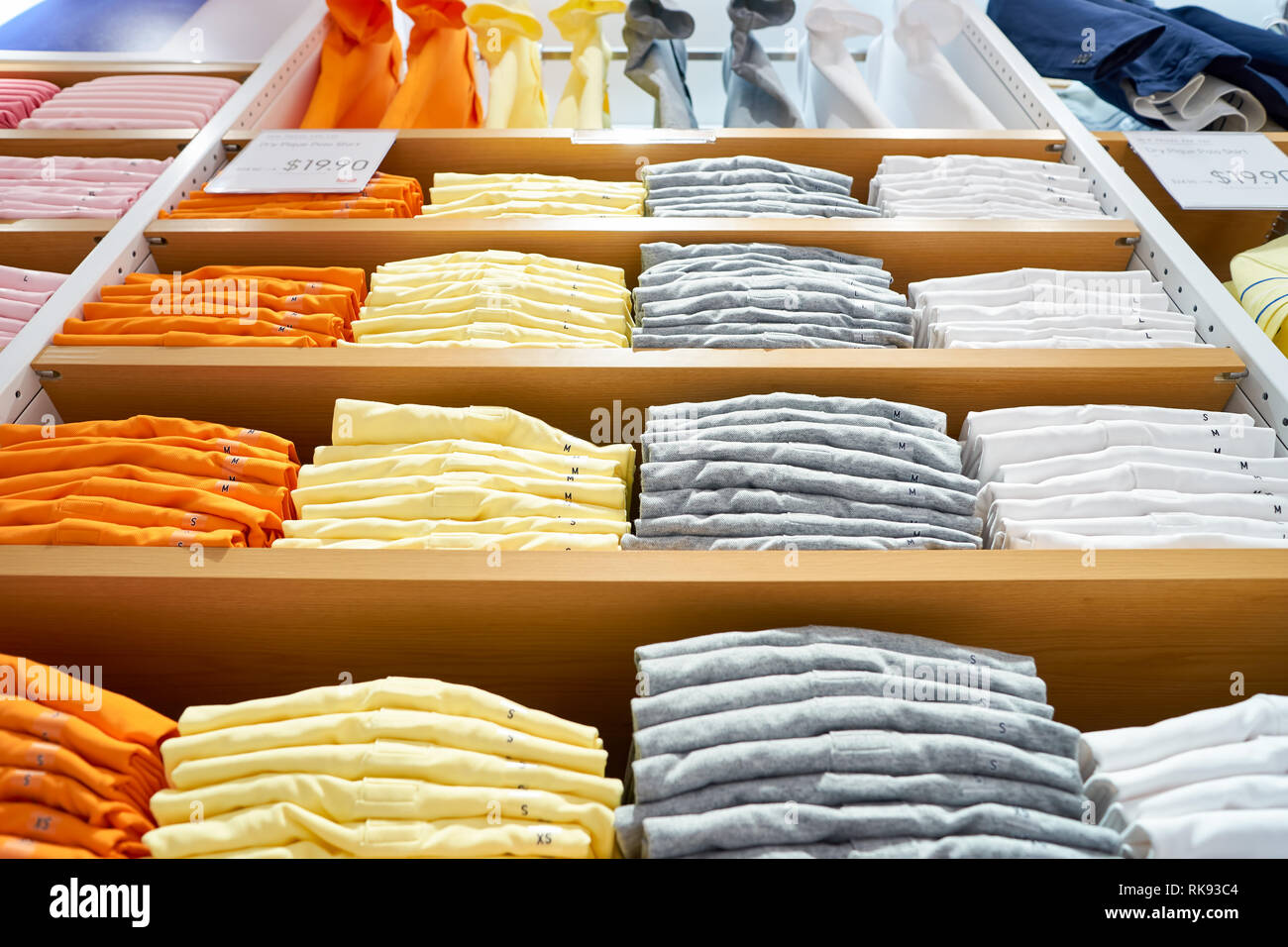 Uniqlo store chicago hi-res stock photography and images - Alamy