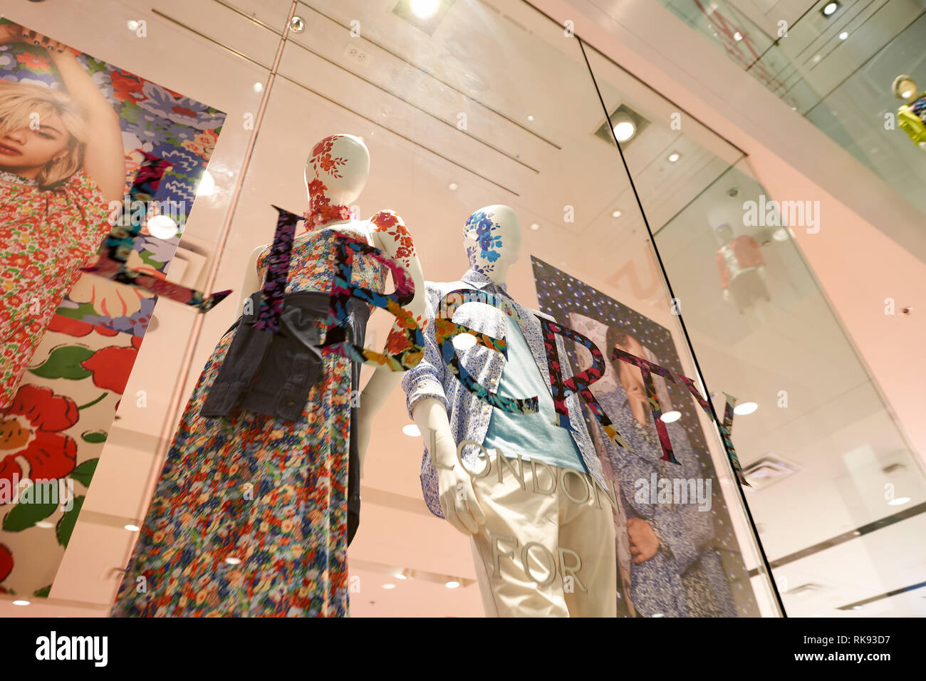 Uniqlo store chicago hi-res stock photography and images - Alamy