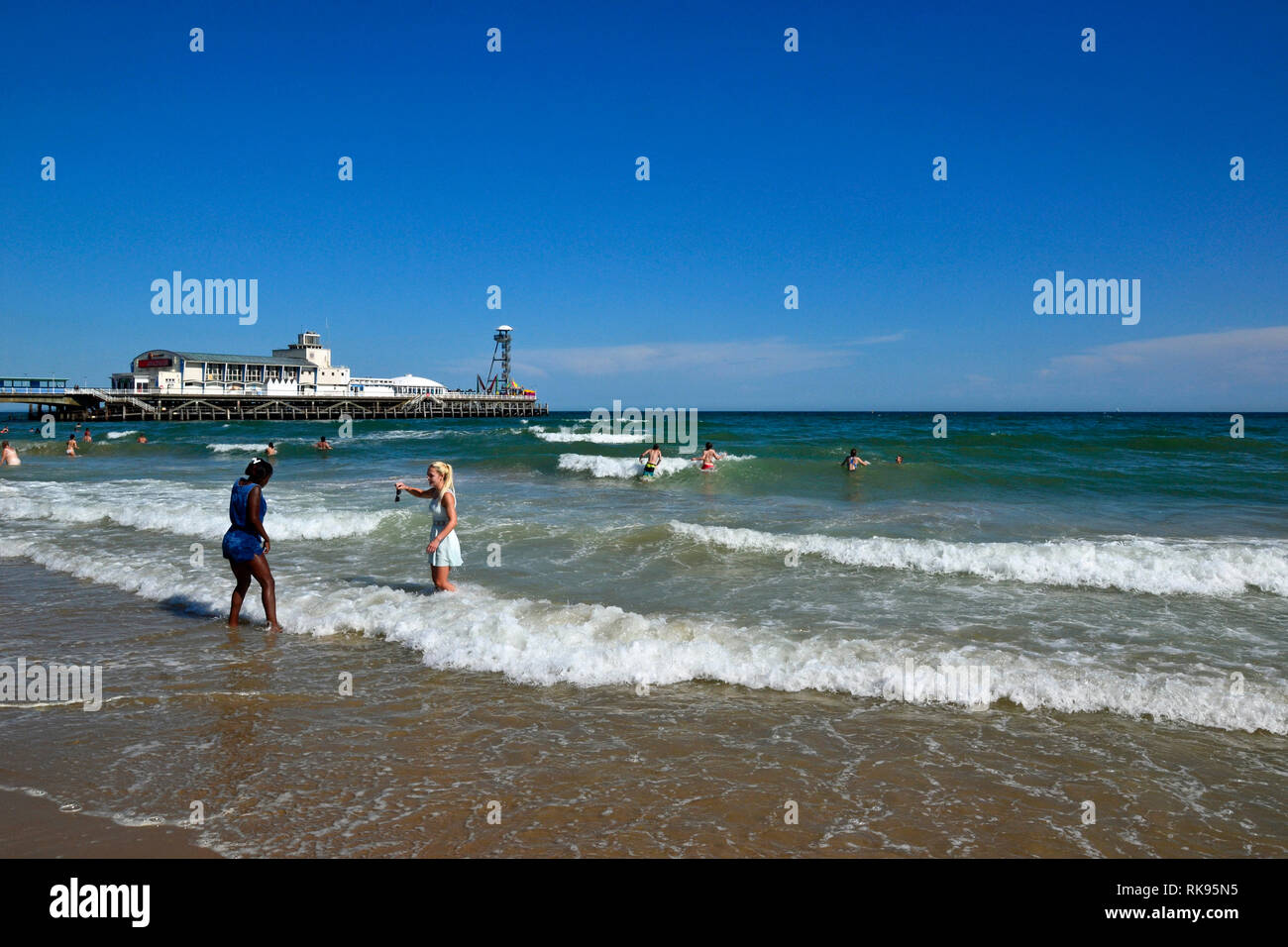 Women pier hi-res stock photography and images - Alamy