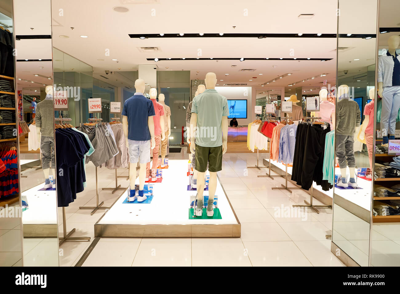 Uniqlo store chicago hi-res stock photography and images - Alamy