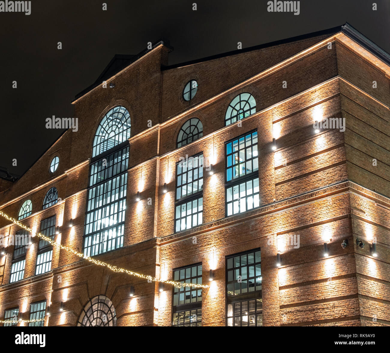 Avenue shopping mall area hi-res stock photography and images - Alamy