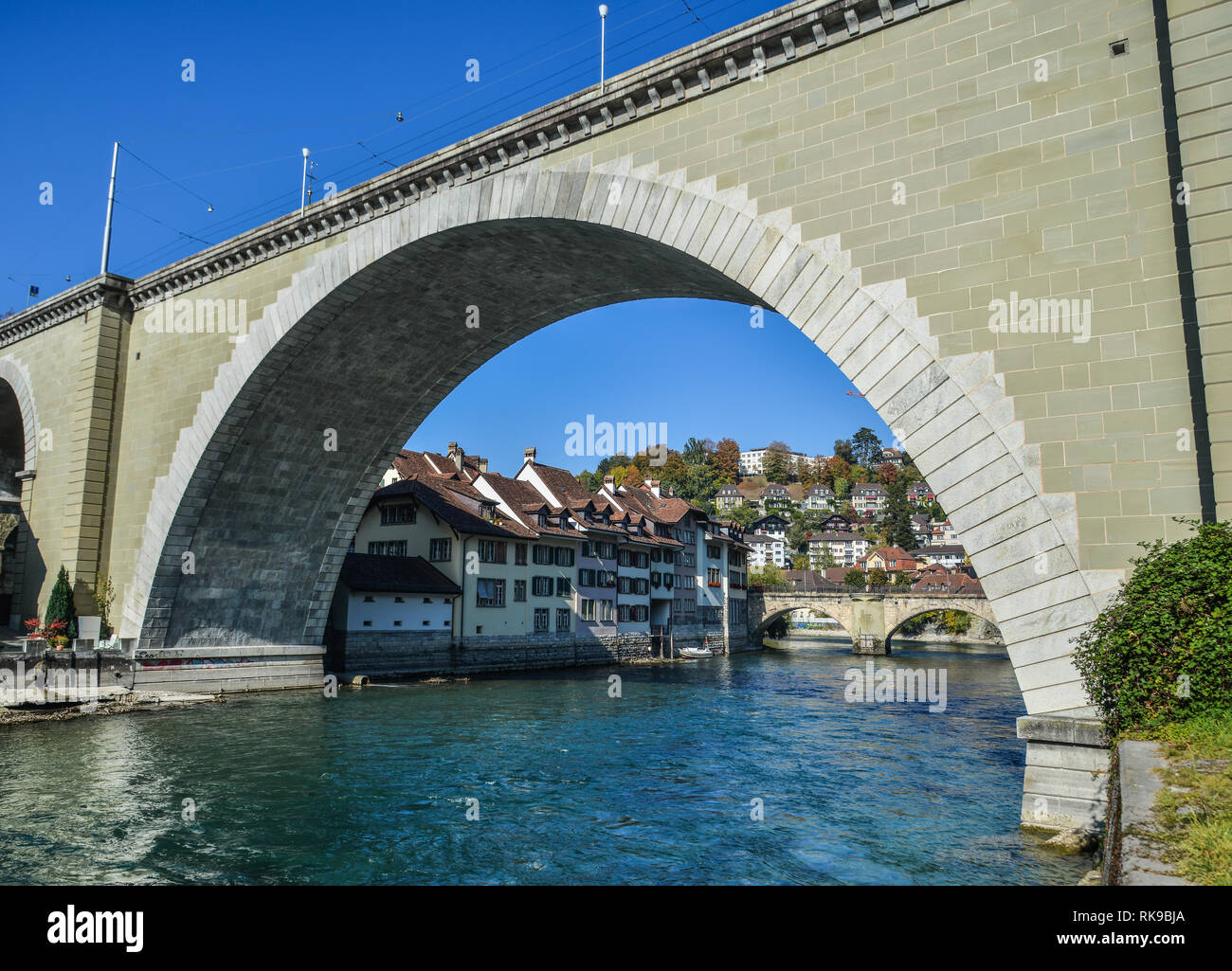 View of the old city center and stone bridge over river Aare in Bern ...