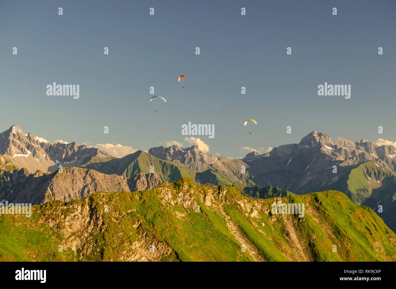 Hang gliding over mountains hi-res stock photography and images - Alamy