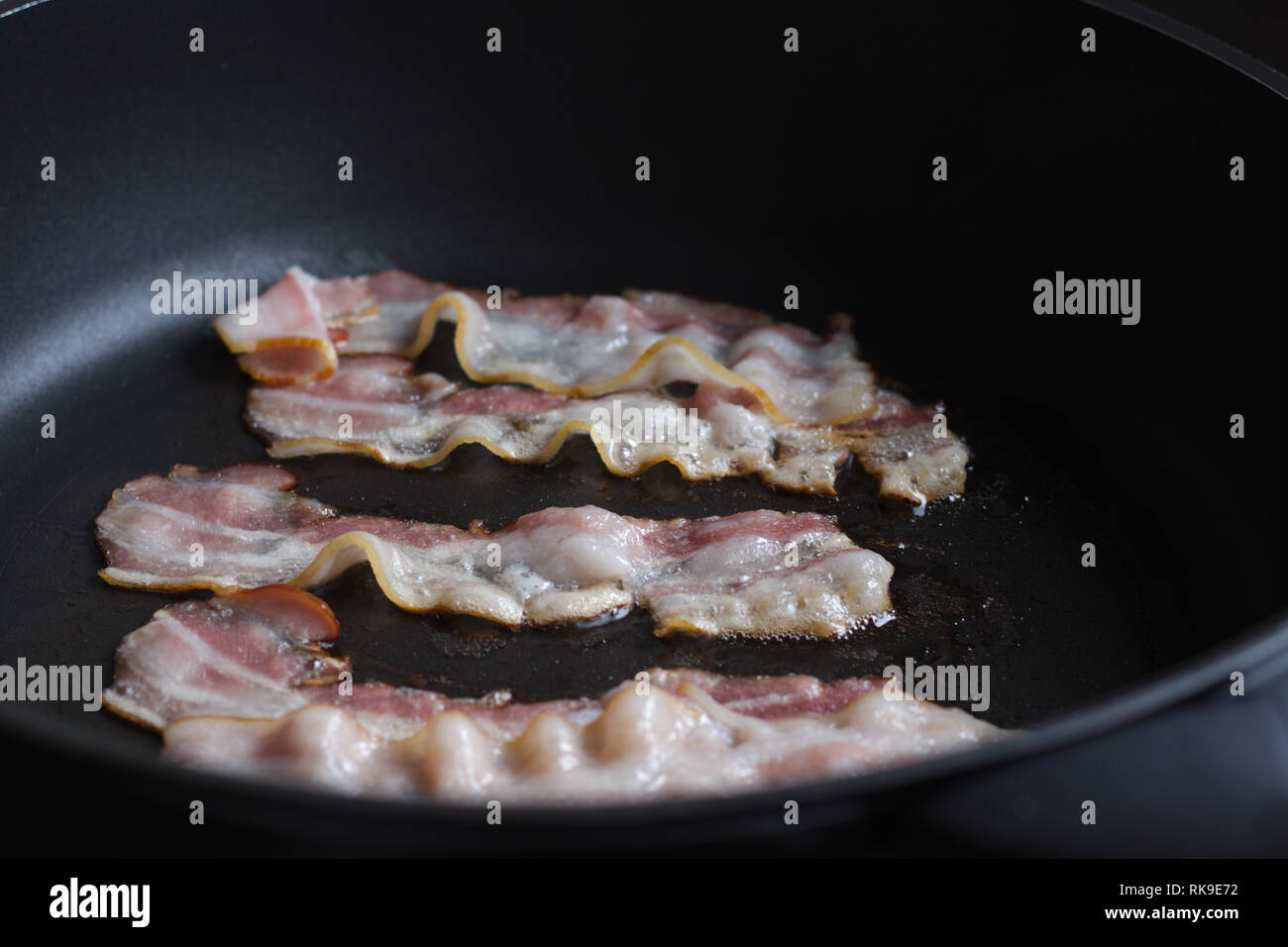 Frying streaky bacon hi-res stock photography and images - Alamy