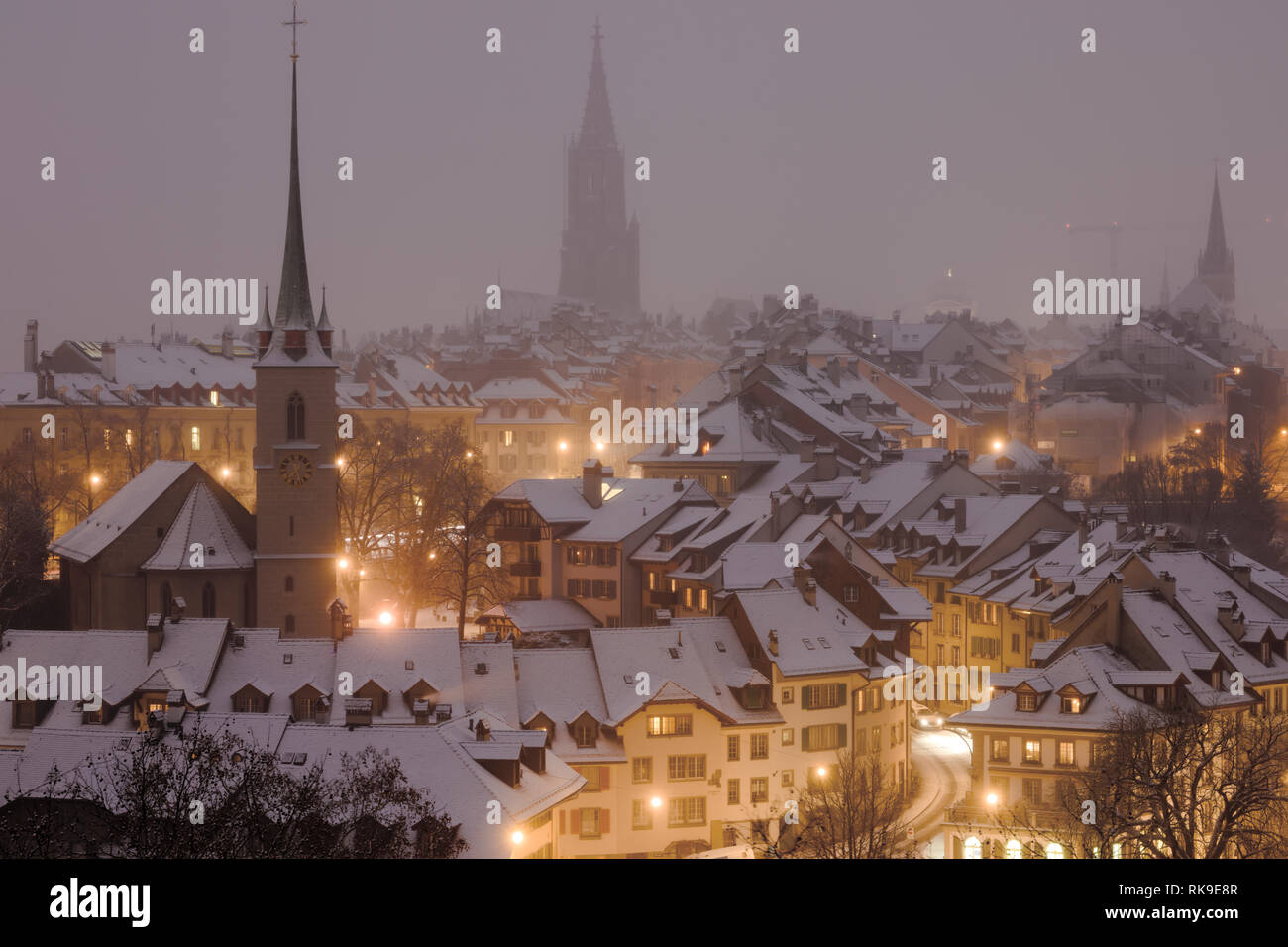 Night snowing snow scene street hi-res stock photography and images - Alamy