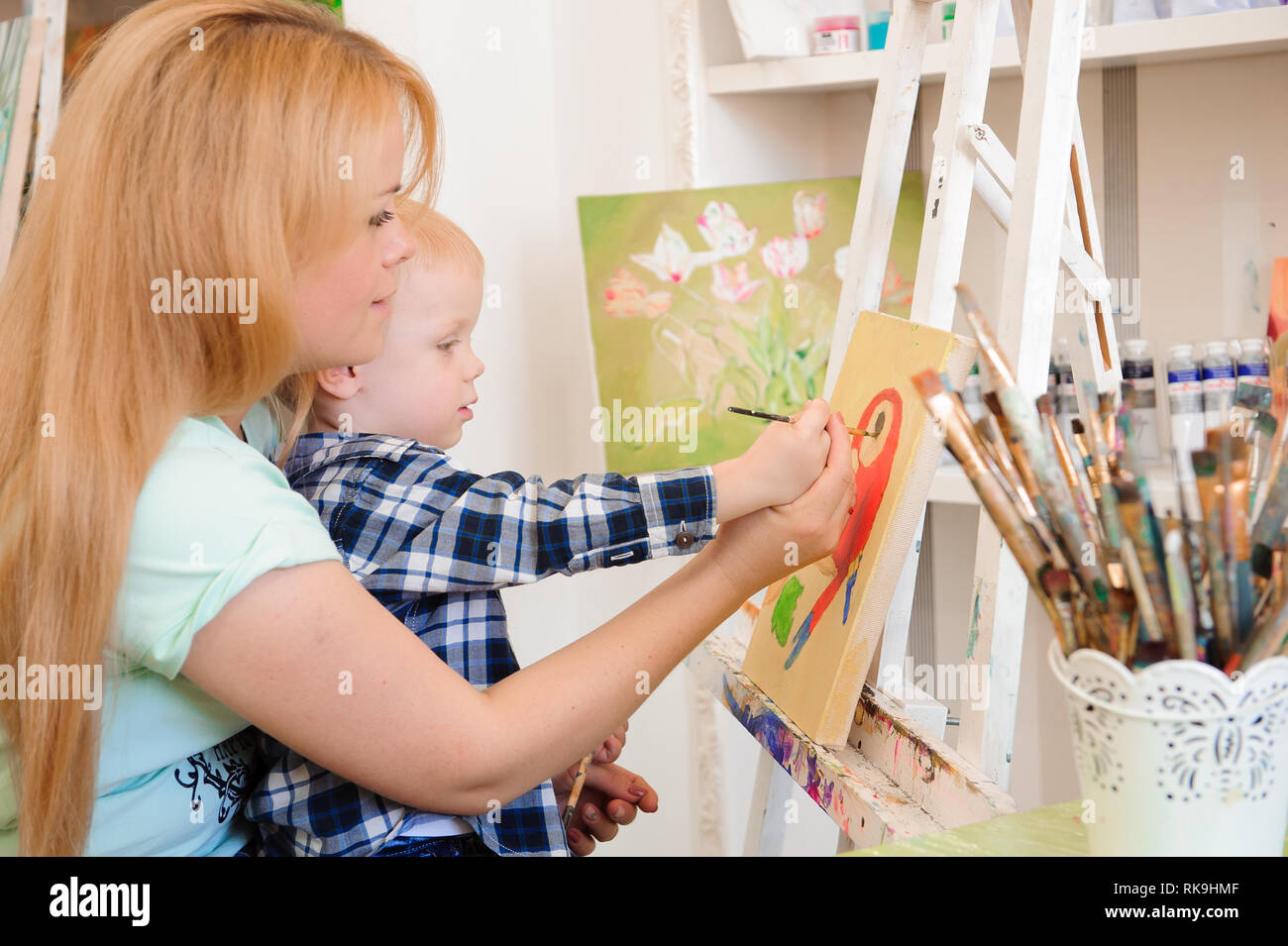 Mother and child draw a picture paints, art lesson Stock Photo - Alamy