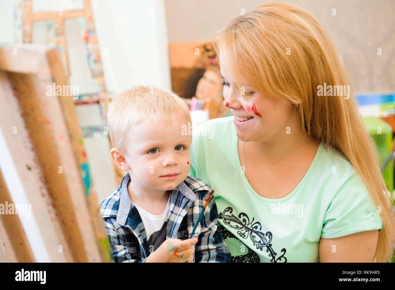 Mother and child draw a picture paints, art lesson Stock Photo - Alamy