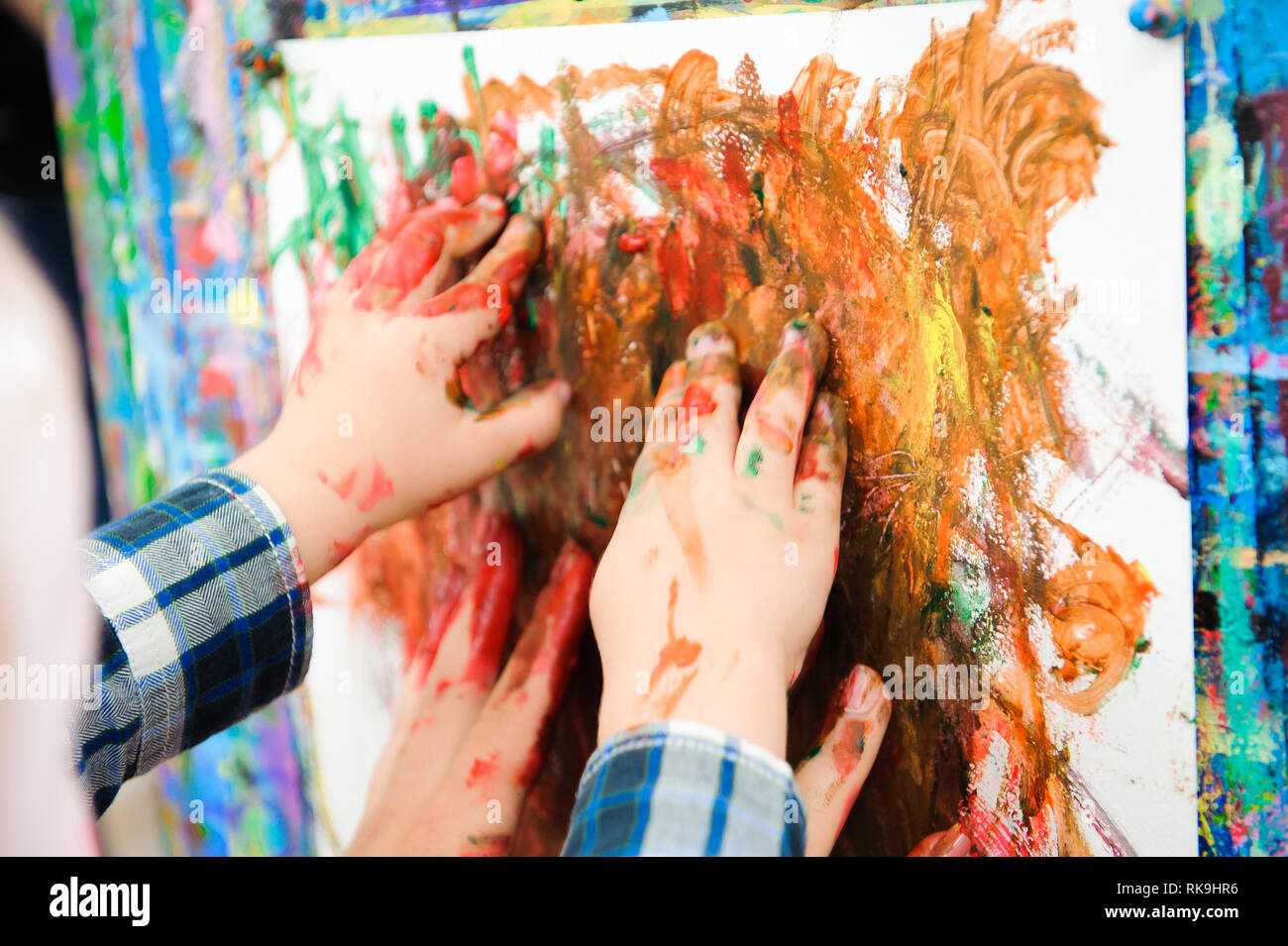 Mother and child draw a picture paints, art lesson Stock Photo - Alamy