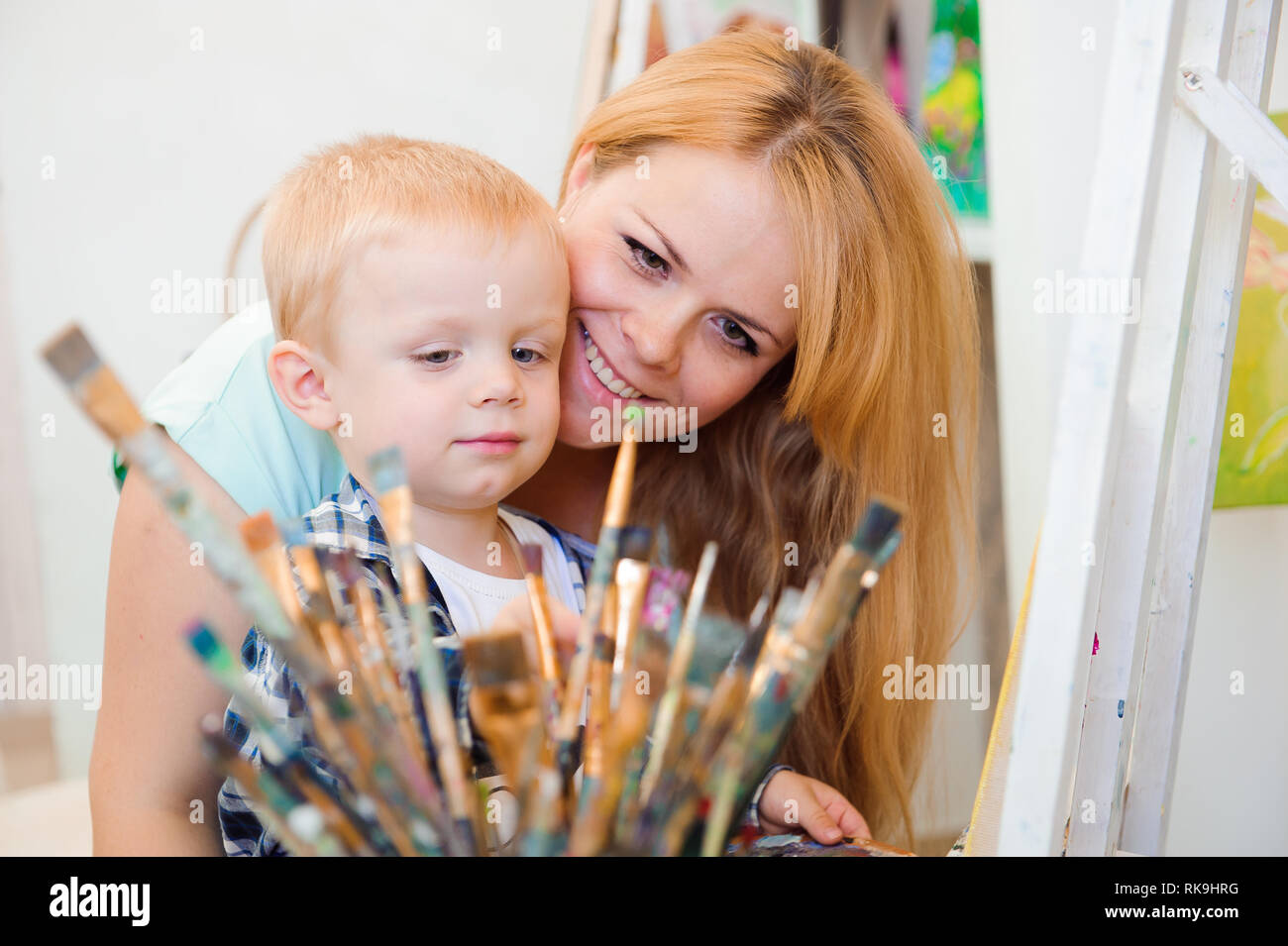 Mother and child draw a picture paints, art lesson Stock Photo - Alamy