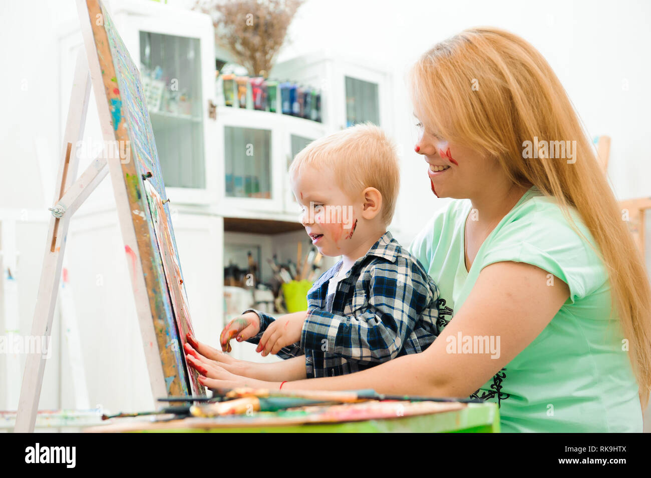 Mother and child draw a picture paints, art lesson Stock Photo - Alamy