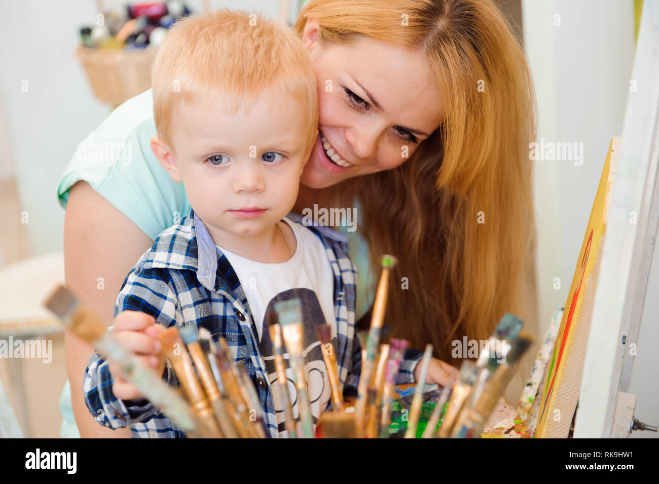 Mother and child draw a picture paints, art lesson Stock Photo - Alamy