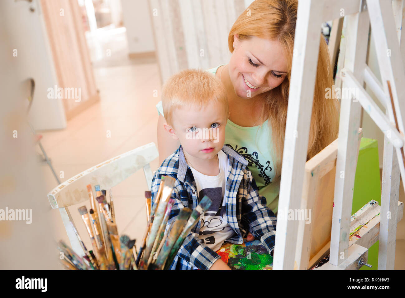 Mother and child draw a picture paints, art lesson Stock Photo - Alamy