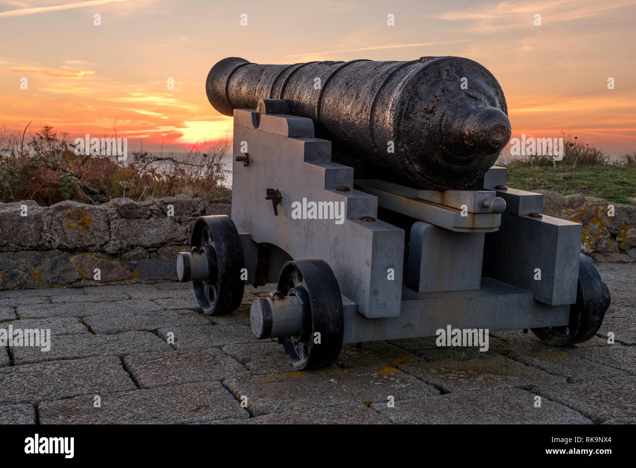 Victorian cannon guards the coast of Guernsey Stock Photo - Alamy
