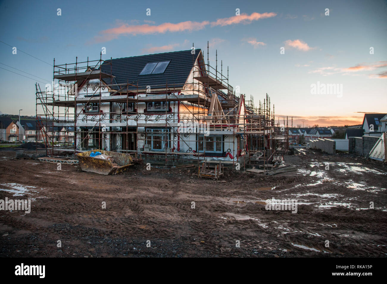 New build housing scaffolding hi-res stock photography and images - Alamy