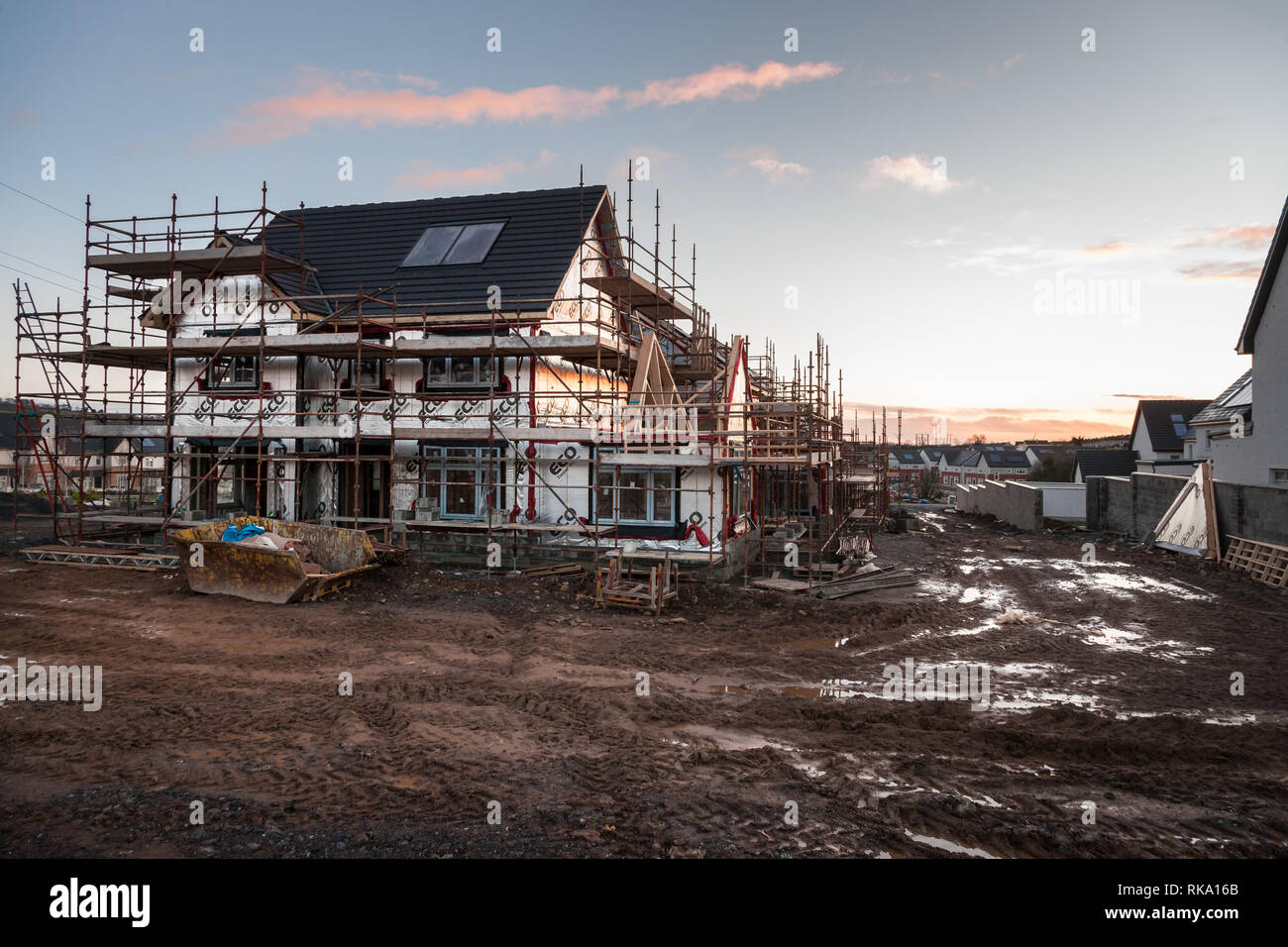 New build housing scaffolding hi-res stock photography and images - Alamy